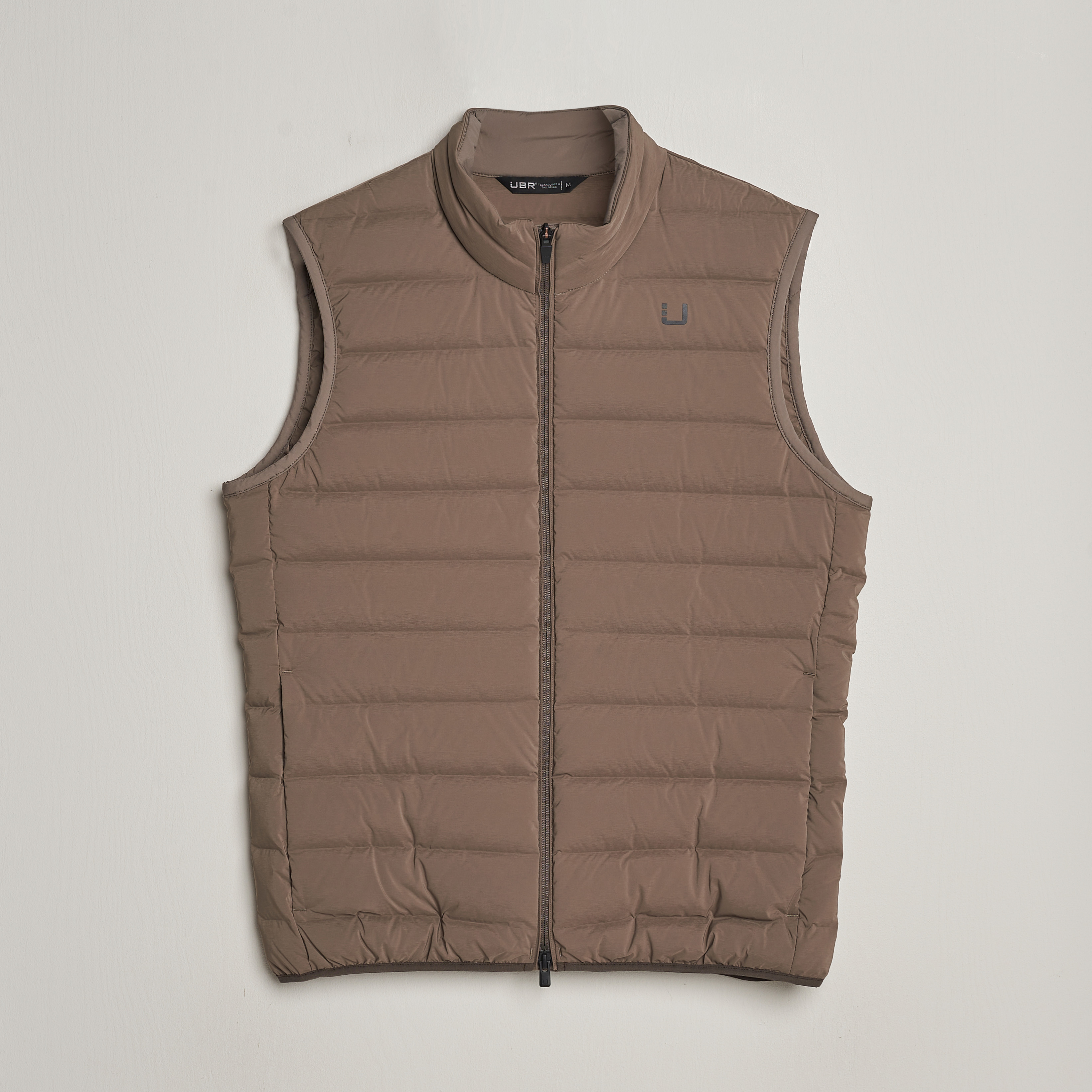 UBR Sonic Vest Dark Sand en CareOfCarl.es