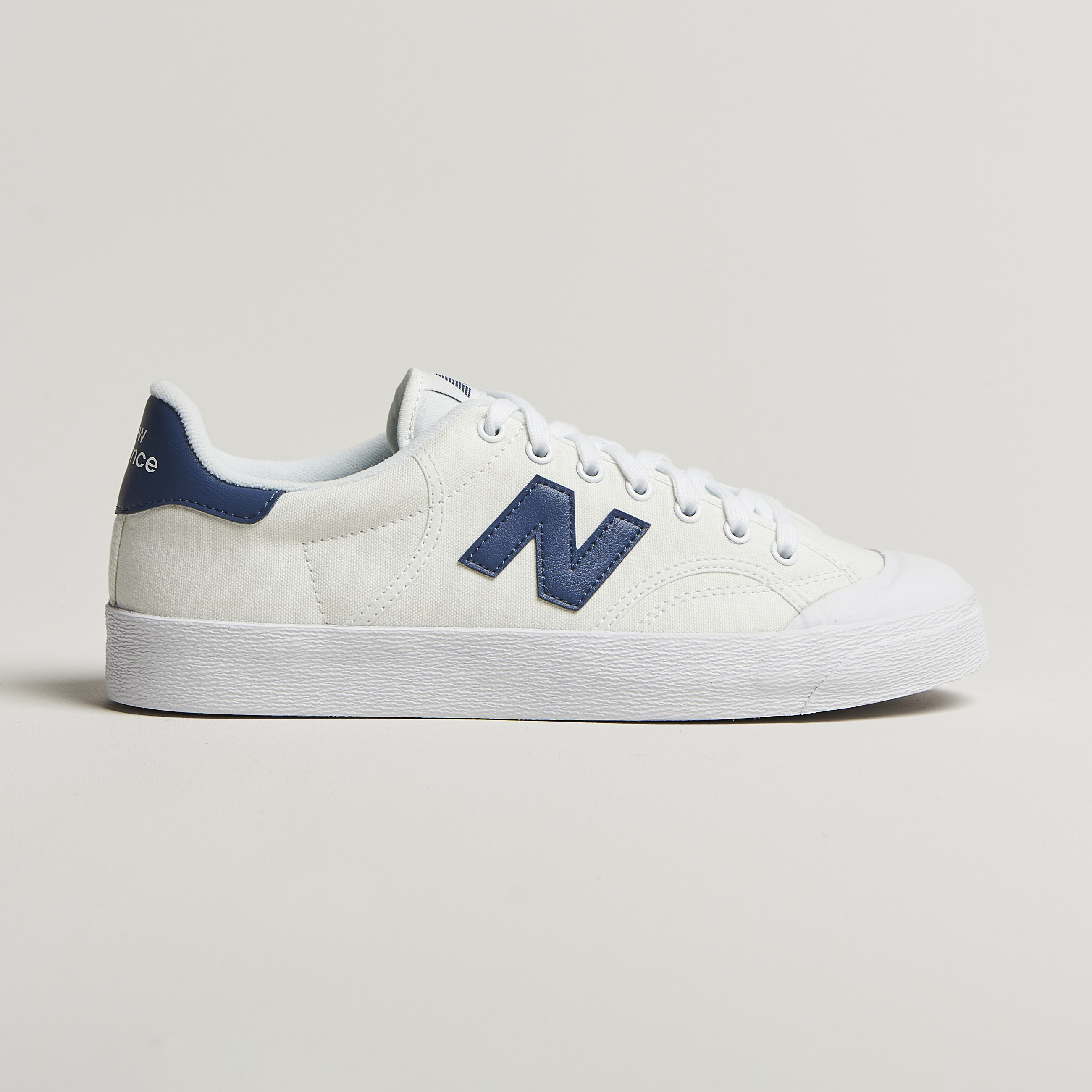 New Balance BB100 Sneakers White/Navy en CareOfCarl.es