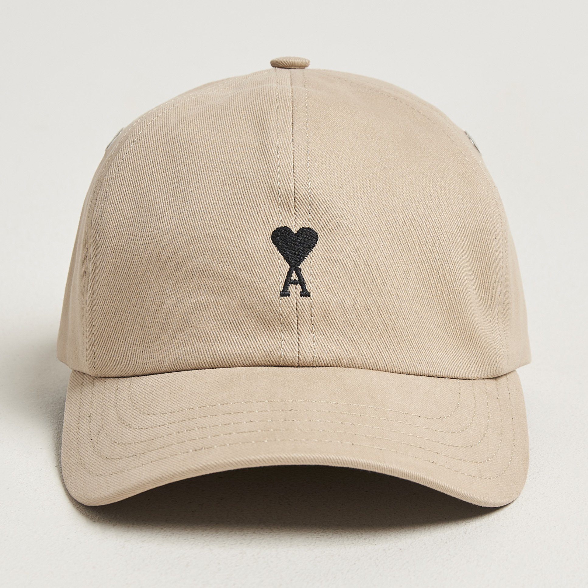 AMI Black Heart Logo Cap Beige Taupe en CareOfCarl.es